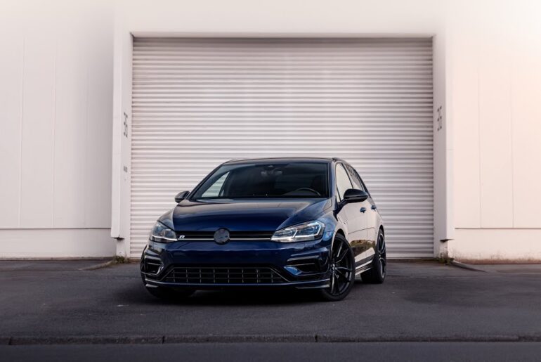 Grace charis looking for her golf ball - FOGOLF - FOLLOW GOLF